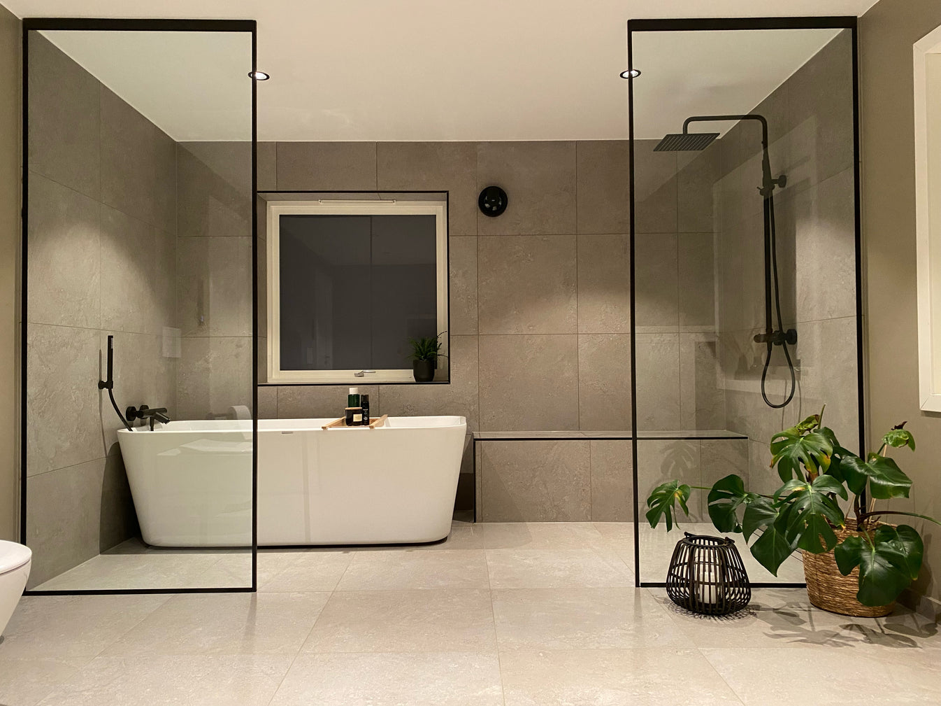 Dusjvegg gulv til tak – Emvik glass